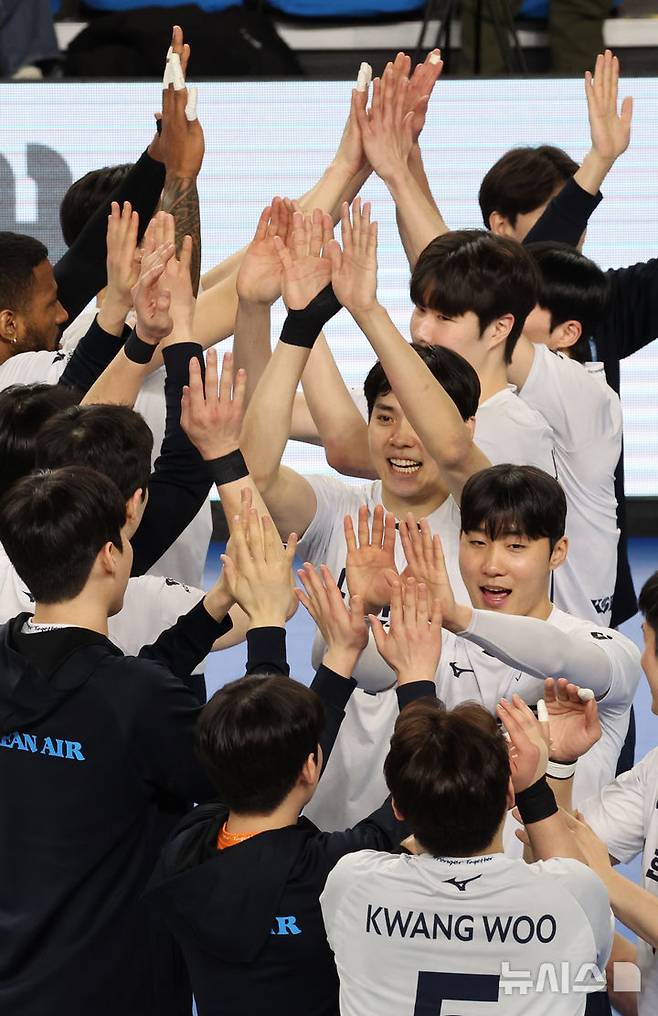 7년만 정규리그 왕좌 현대캐피탈 4연패 대한항공 아성 깼다