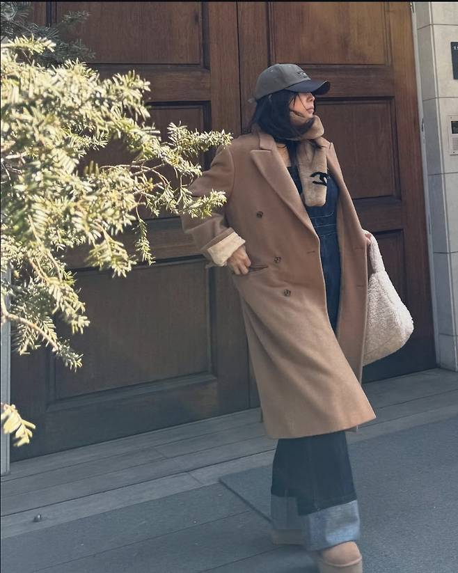 황신혜 멜빵에 샤넬 끝내주는 세련미 60대 간절기에 딱 얼죽코 니트룩 뷰티는 내운명
