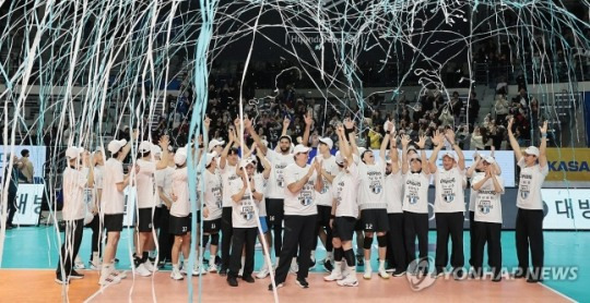 현대캐피탈 7년만의 정규리그 1위 선수들 기쁨의 헹가래