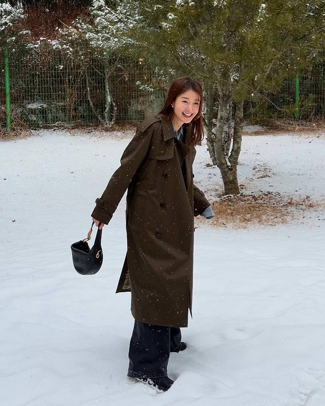 이시영 42살 맞아 버버리 패션으로 트렌디한 여신님 스타픽