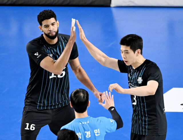 항공→삼성→우카→kb→현캐 4년 연속 트레이드 대상자였는데33살 저니맨 대반전 1위 팀 복덩이 세터로 우뚝 서다