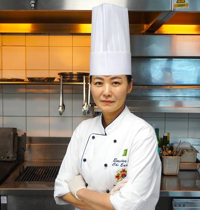 여자 ‘특별대우 원하지 마라”최정상 女셰프의 일갈 미담味談