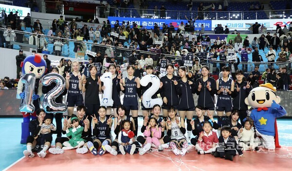 한국도로공사 5세트 접전끝에 승리 인증샷 촬영하는 선수들여자부 5위 유지