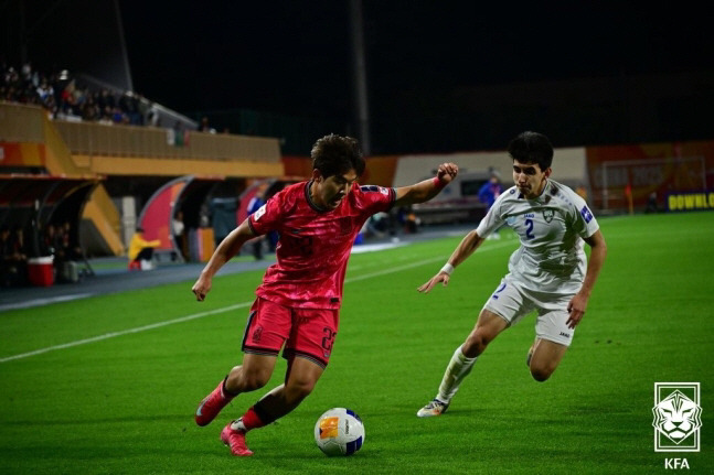 강력한 우승 후보→죽다 살았다 한 일 나란히 4강 진출韓 U 20 결승에서 日 또 격돌할까