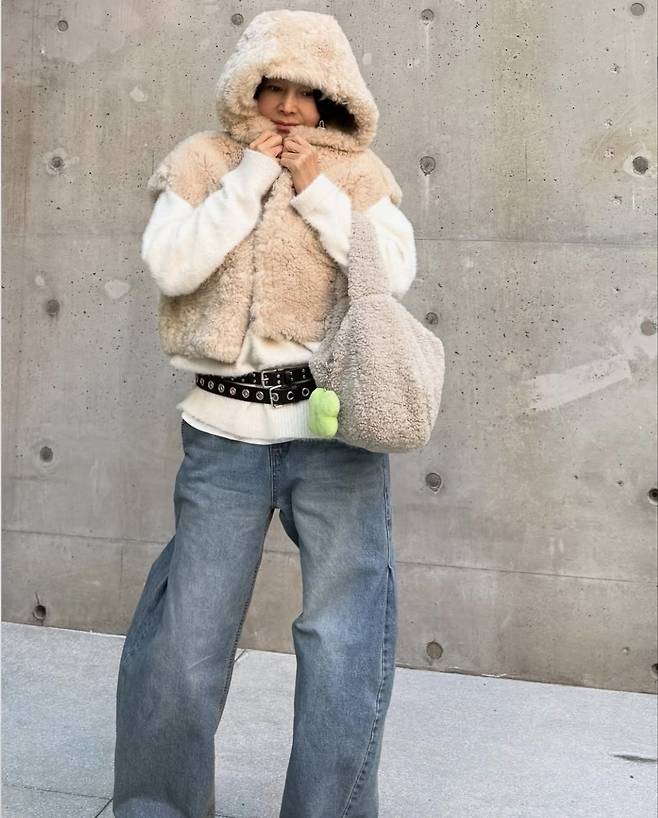 황신혜 홍대를 뛰어넘은 60대 패셔니스타 벨트 2개 편한데 은근 힙한 곰돌이룩 뷰티는 내운명