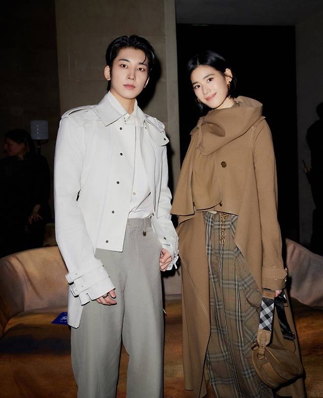 정은채 런던 버버리 패션쇼 접수 툭 걸친 실험적인 케이프 코트룩 패션엔