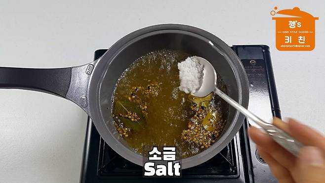 피클에 물 대신 이것을 넣고 담그세요 감칠맛 10배 오이 무 피클 레시피 입니다 깽스키친