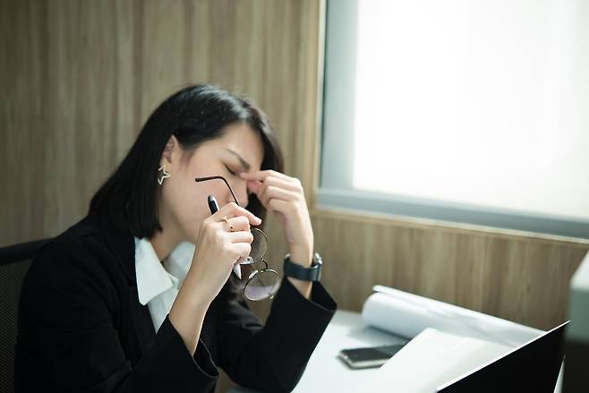 피곤할 때 두통 원인은 각각 하나씩 짚어보기 헬스라이프헤럴드