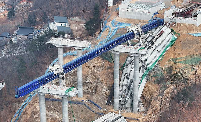 교량 30m 아래로 떨어졌는데 혼자만 경상이유는