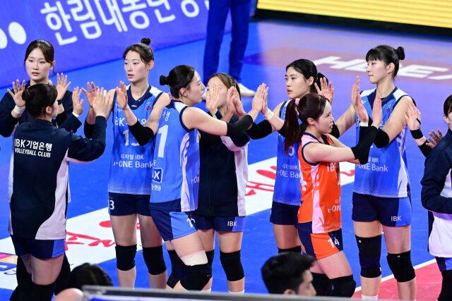 패패패패패패승패패패패패패→4년 연속 봄배구 탈락…FA 33억 투자하고도, IBK 왜 실패했나 "中 세터 나가고 분위기가"