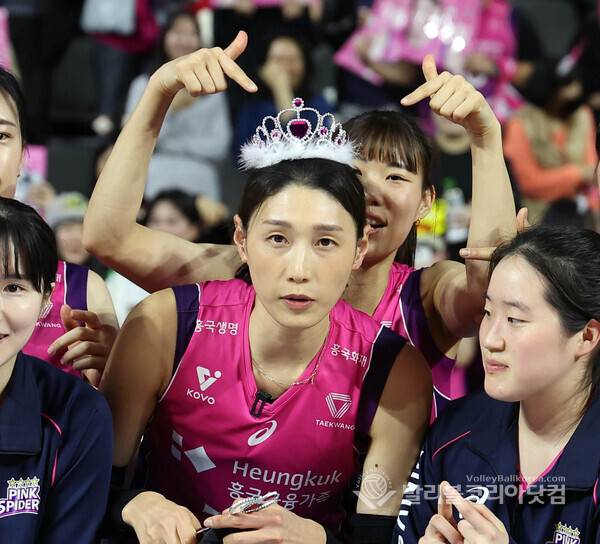 생일 맞은 김연경 왕관 가리키는 정윤주흥국생명 매직넘버 1