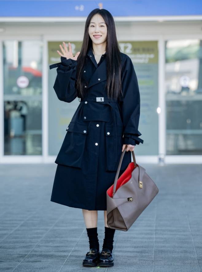 오히려 살 올라서 보기 좋다 난리난 39세 여배우 트렌치코트 공항룩 투데이 셀럽패션
