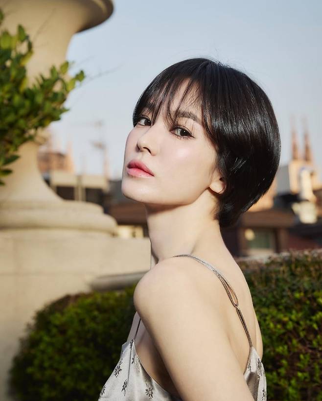 송혜교 정말 너무하네 단발병 유발하는 여신미모90도 돌때마다 날렵한 실크 드레스룩 뷰티는 내운명