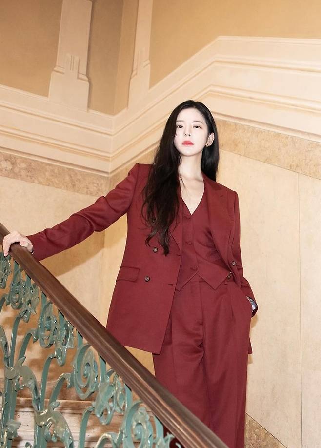 장재인 한달에 7kg 뺀 ‘슈퍼스타k 그녀 슈트의 명가에서 이태리 테일러드 슈트룩 패션엔