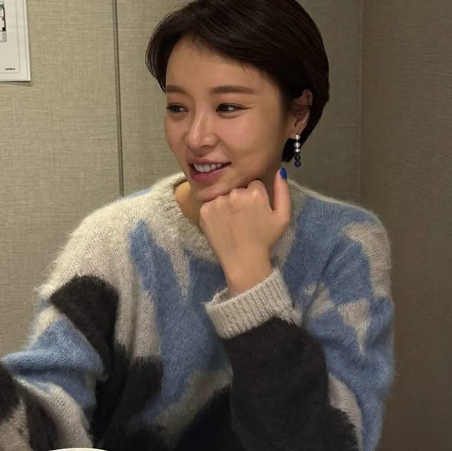황정음 40세 맞아 숏컷 자르고 동안 미모 뽐내 손톱까지 블루 깔맞춤 니트룩 뷰티는 내운명