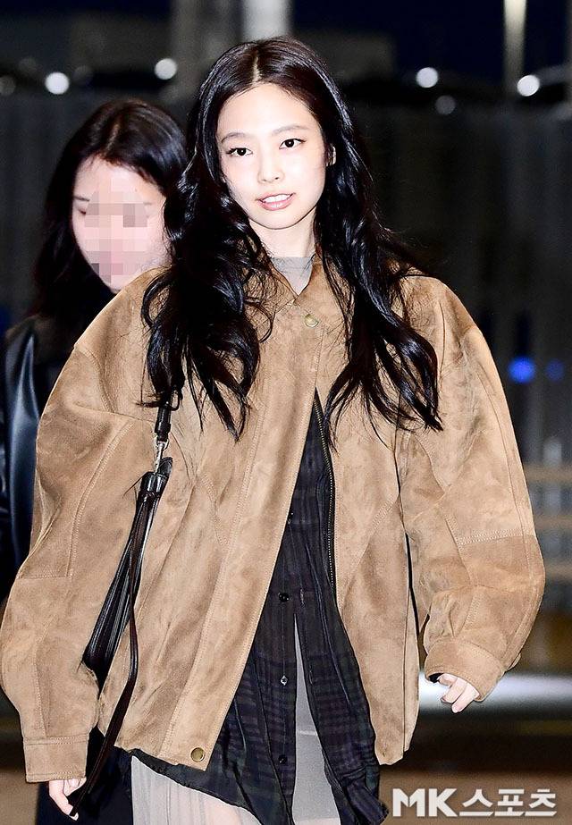 제니 패션은 자유다” 오버핏 재킷에 나풀나풀 시스루 롱스커트 믹스매치 출국룩 뷰티는 내운명