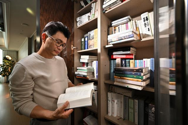 공장으로 쫓겨났다 Ceo된 비결은 3년간 1000권 읽었다 그 사람의 서재