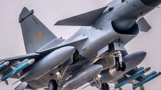 중국에게 깜짝 놀란 이유! 중국 J-10C 전투기 사거리 400km PL-17 미사일 발사 | 군사돋보기