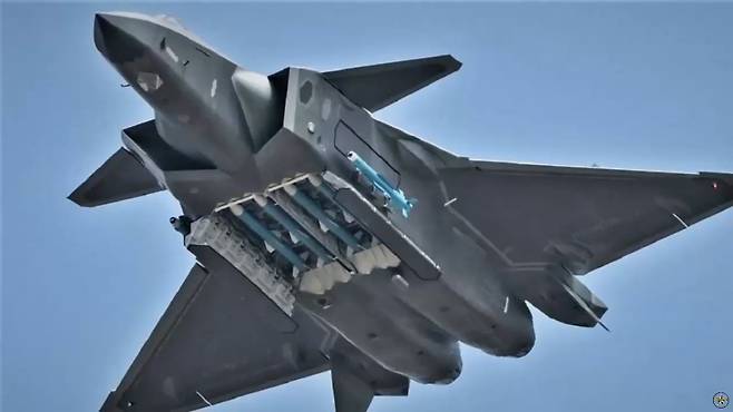 중국에게 깜짝 놀란 이유! 중국 J-10C 전투기 사거리 400km PL-17 미사일 발사 | 군사돋보기