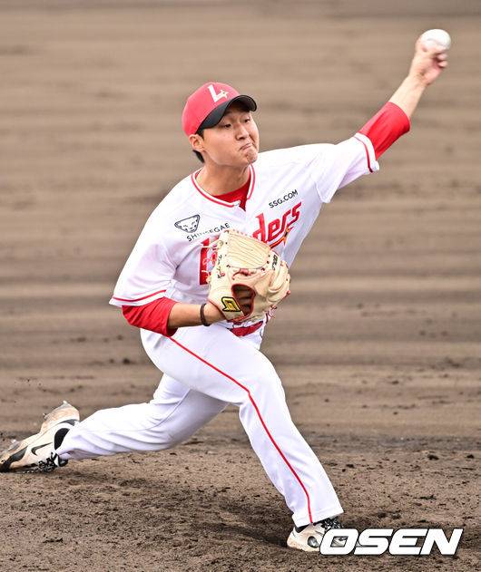 ‘9회말 2사 안타→끝내기 홈보살’ SSG-KT, 5-5 무승부…고명준 4안타, 로하스 홈런 [오!쎈 오키나와]