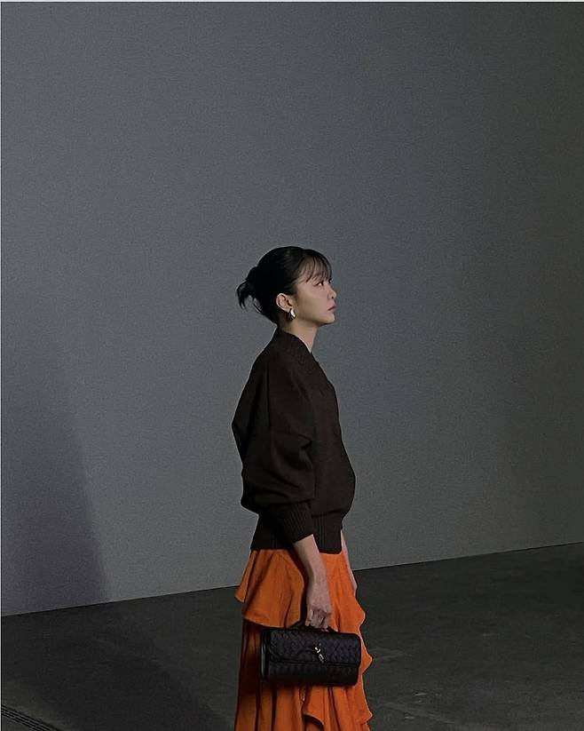 김다미 고혹美 폭발한 완벽 비율 보테가 베네타도 반한 러플 스커트룩 대본은 내운명