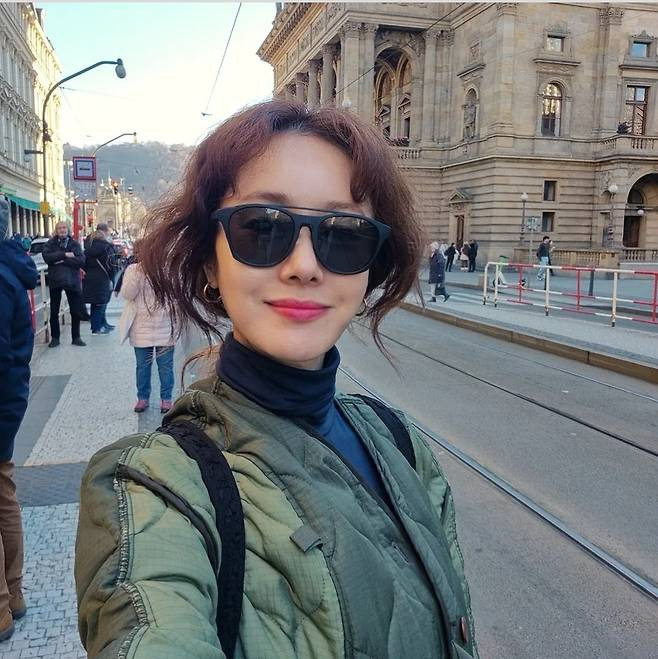 50대 맞아 김지수 부다페스트서 터진 자연미인 클래스의 우아한 여행룩 스타와 라이프