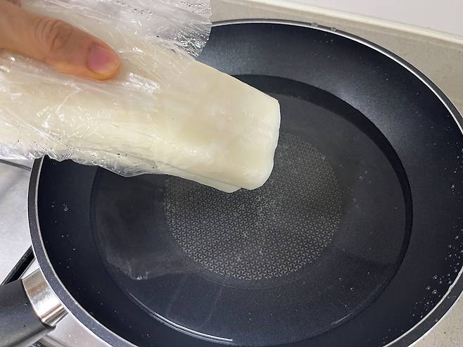 냉동떡 해동 그냥 하지 마세요 여기 넣었더니 방금 나온 떡처럼 맛있습니다 텐꿀팁