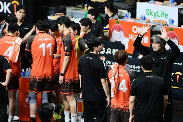 고개 숙인 일본 감독과 일본 대표 세터… '바로 이거야!' 하지만 결정적인 한방이 없었다 [곽경훈의 현장]