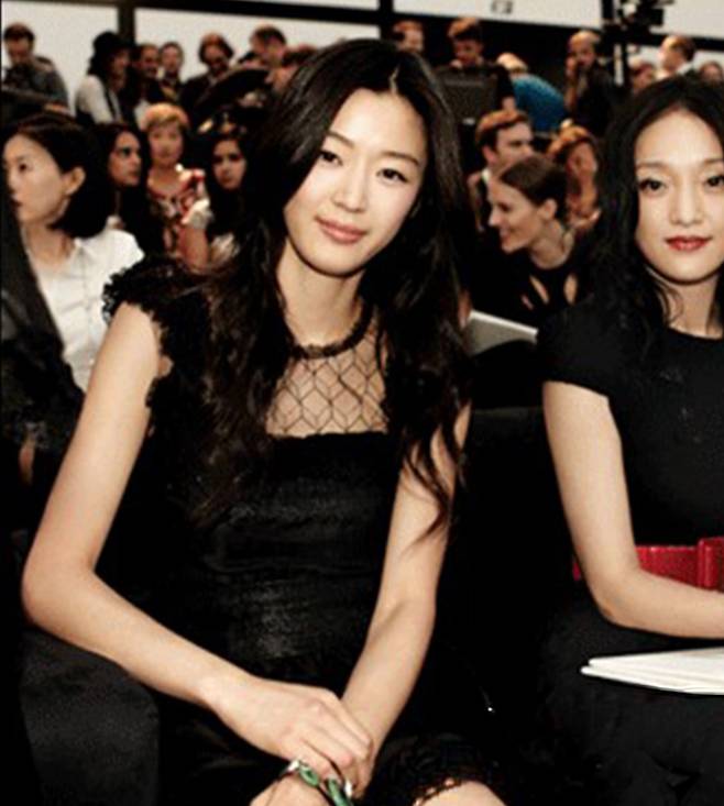 최초로 샤넬쇼 참석했던 여배우 전지현 43세에도 명품 브랜드 엠버서더로 모셔가는 클라스 투데이 셀럽패션