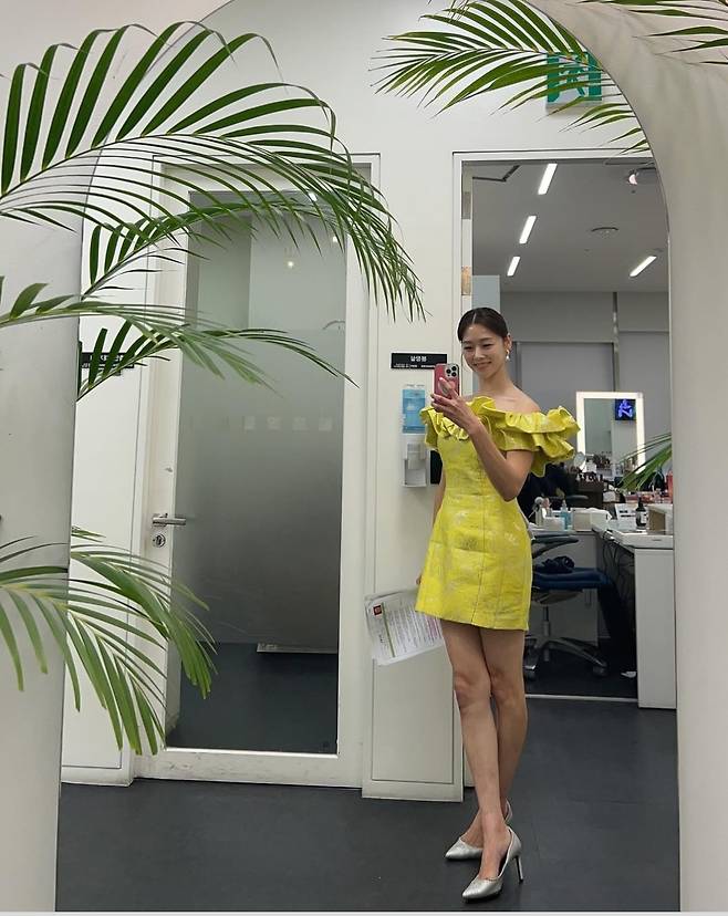 장신영 현실감 없는 40대 마네킹 비율 명품 각선美 뽐낸 오프숄더 미니드레스룩 뷰티는 내운명