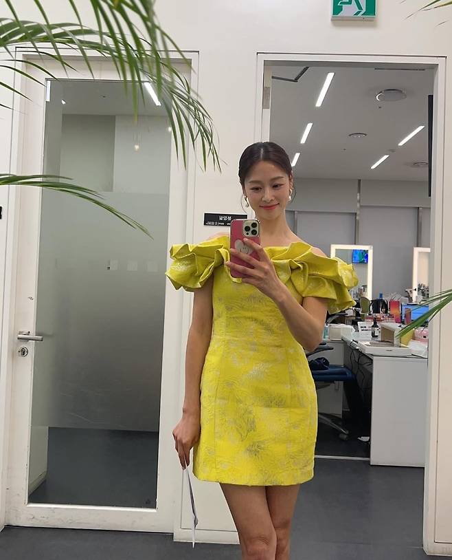 장신영 현실감 없는 40대 마네킹 비율 명품 각선美 뽐낸 오프숄더 미니드레스룩 뷰티는 내운명