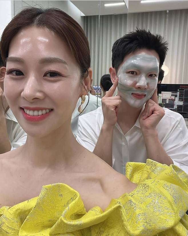 장신영 현실감 없는 40대 마네킹 비율 명품 각선美 뽐낸 오프숄더 미니드레스룩 뷰티는 내운명