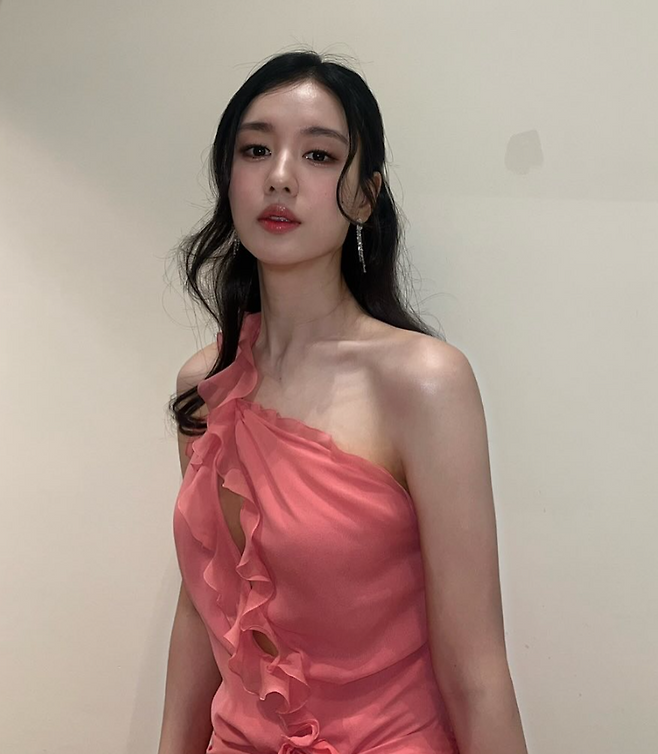 '168cm 47kg' 살 확빼고 미모 정점 찍은 여배우 우아한 드레스룩 | 패션룸