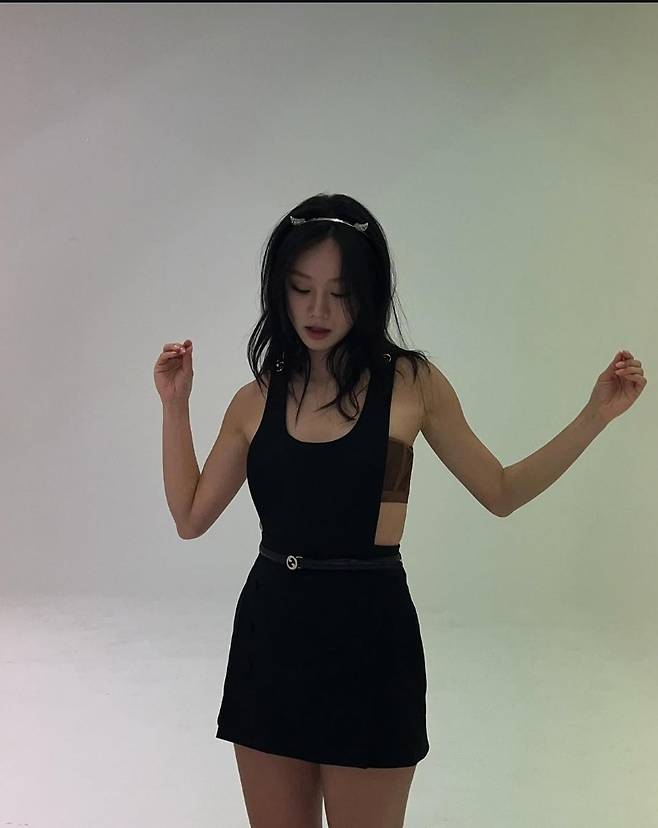 혜리 누가 이렇게 입혔어 멜빵만 딸랑 입은 핫걸 166에 짧아도 너무 짧은 미니룩 뷰티는 내운명