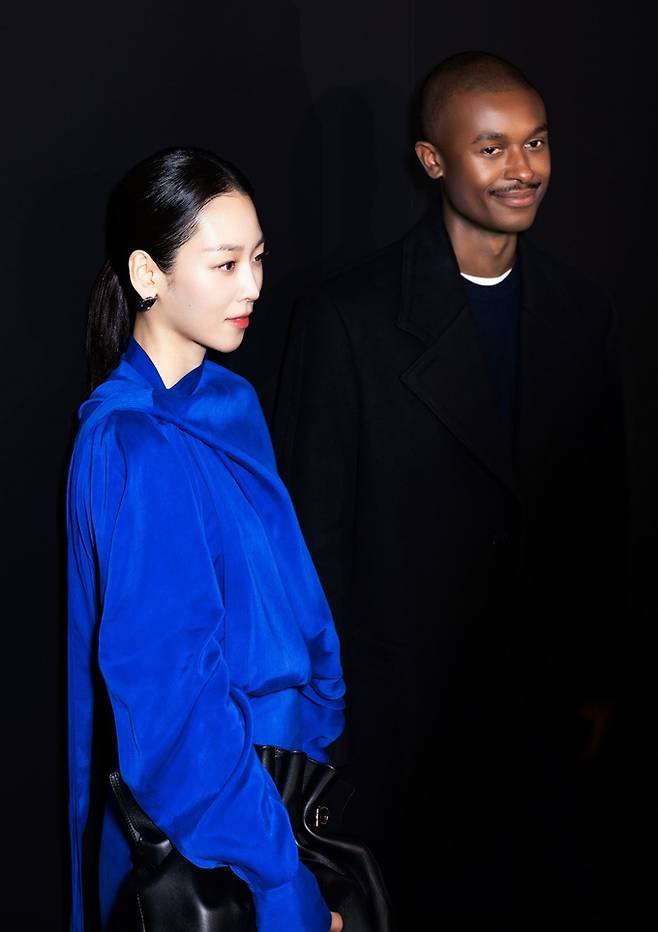 서현진 밀라노 사로잡은 코발트 블루 비대칭 헴라인 드레스룩 자태 패션엔