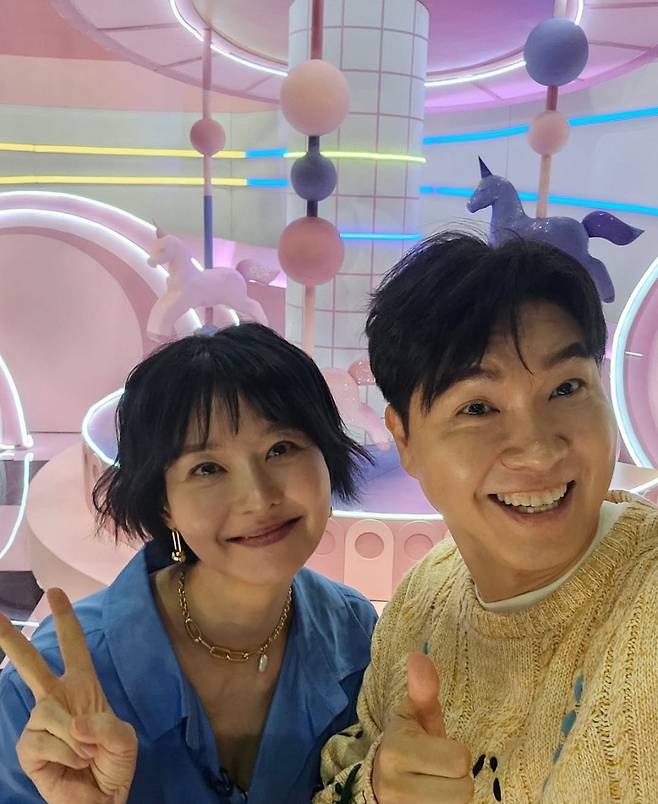 딸에게 아빠의 부재를 이해시키기 위해 직접 동화책을 쓴 28년 차 여배우의 셔츠룩 스타와 패션