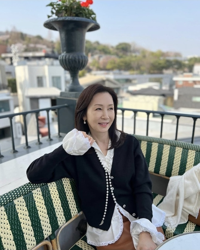 남편과 함께 왕과 왕비 연기로 연기대상 수상한 결혼 36년차 여배우의 클래식룩 스타와 패션