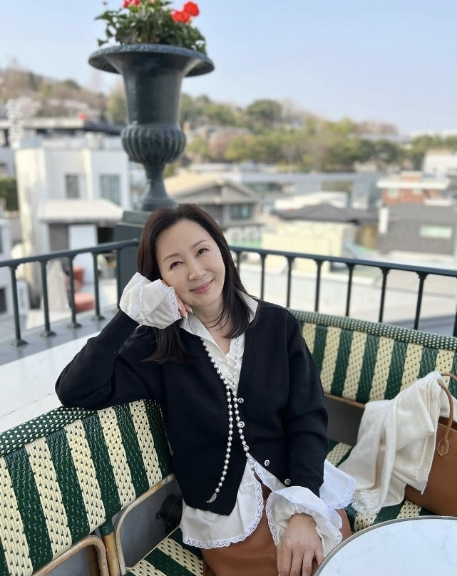 남편과 함께 왕과 왕비 연기로 연기대상 수상한 결혼 36년차 여배우의 클래식룩 스타와 패션