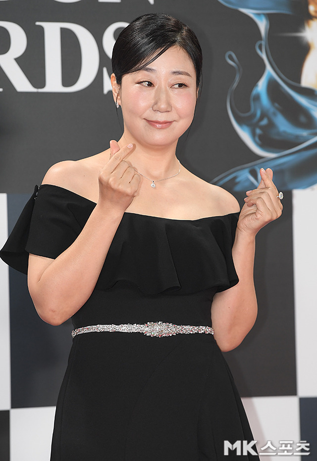 갓 돌 지난 아들 품에 안고 오디션 도전해 꿈 이룬 여배우의 블랙드레스룩 스타와 패션