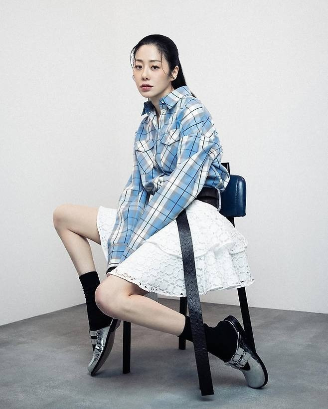 미모는 20대 그러나 아우라는 범접 불가 최강 동안 53세 여배우의 독보적 화보룩 스타와 패션