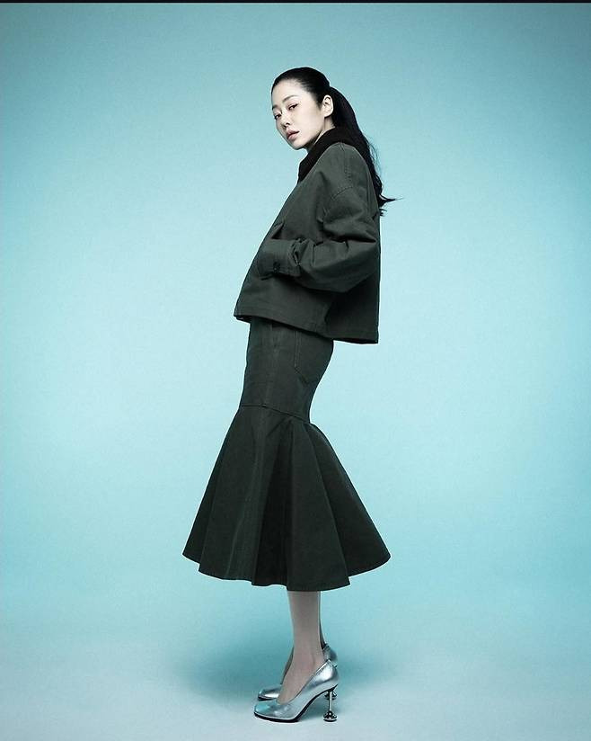 미모는 20대 그러나 아우라는 범접 불가 최강 동안 53세 여배우의 독보적 화보룩 스타와 패션
