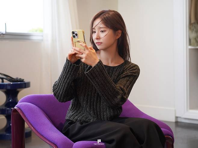 세계 일주 하기 전까지 결혼하지 않겠다 28년 차 여배우의 블랙 니트 룩 스타와 패션