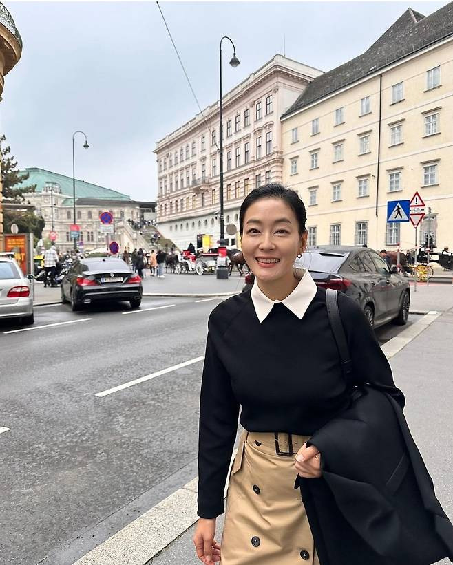 5살 연하 판사와 결혼 환경 운동가가 된 여배우의 트렌치스커트 룩 스타와 패션