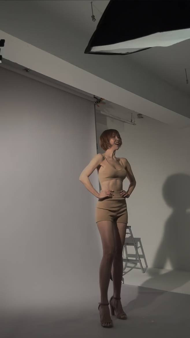 50대에 11자 복근 가능 탄력 몸매 뽐낸 아나운서의 쇼츠룩 스타와 패션