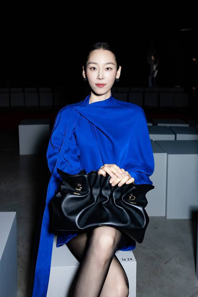 韓 여배우 중 유일하게 명품 F사 패션쇼에 초대받은 서현진의 우아한 블루 원피스룩 투데이 셀럽패션