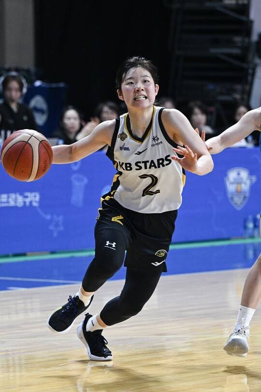 [WKBL PO 리뷰] ‘모에 버저비터’ KB, 우리은행에 역전승 … 승부는 1승 1패