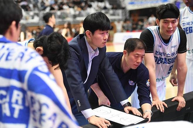 경기 후 송영진 Kt 감독 선수들이 잘해준 덕분이다” 강혁 한국가스공사 감독 내 운영 실수다”