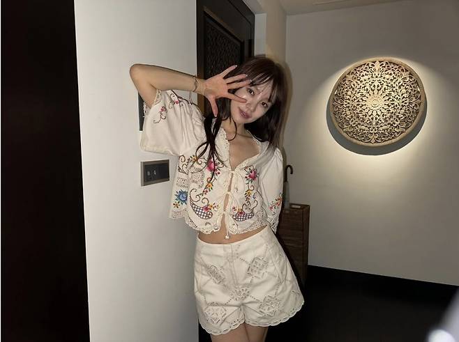 윤은혜 발리 첫날 꽃핀 여신 비주얼 설렘 가득 안은 청초미 펀칭 실크 셋업룩 뷰티는 내운명