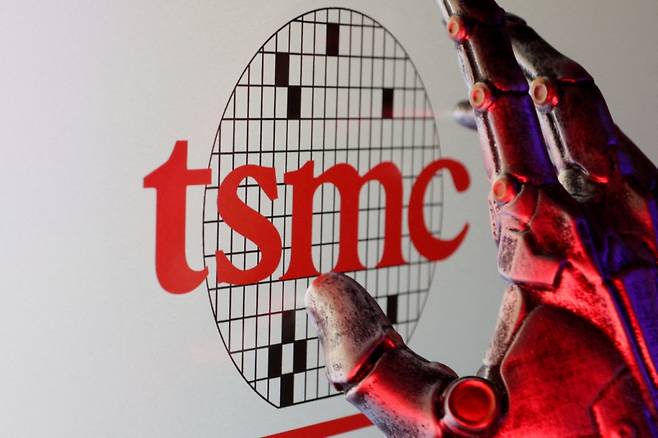 트럼프와 나란히 선 TSMC 회장…'146조 투자발표' 선공 뺏긴 삼성