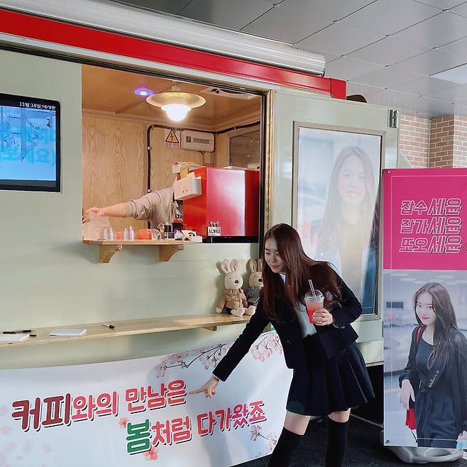 가족 소속사 떠나 새 출발 배우로서의 도약 예고한 여배우 일상룩 라이프업